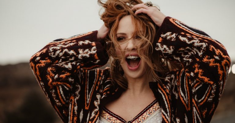 WATCH: Lisa Lambe, "Dust and Sand" - The Bluegrass Situation