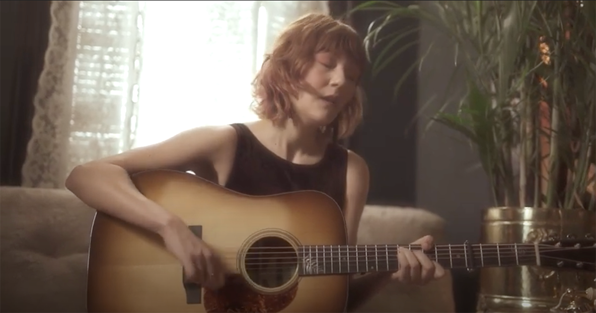 WATCH: On Her Signature Thompson Guitar, Molly Tuttle Covers Yeah Yeah ...
